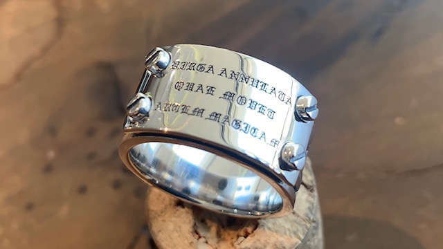 【指輪の文字彫り】ねぎま！で使われたカスタムリング – シルバーアクセサリー / Dr MONROE【ドクターモンロー】公式サイト